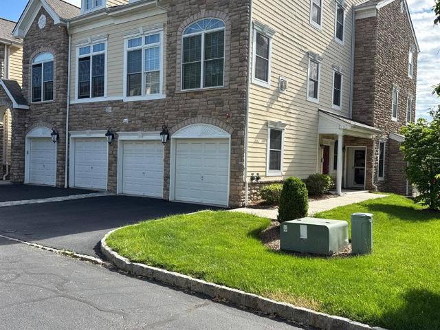 Newer condo upscale community
