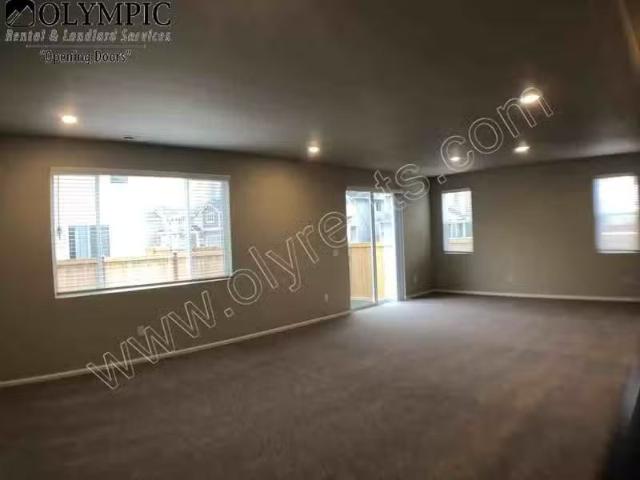 NEWER HOME ON CORNER LOT 4 bedroom + bonus room 3141 Gladia.