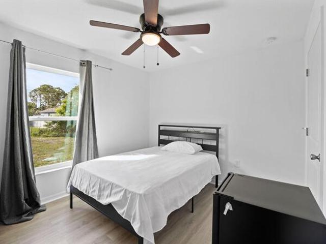 Newer Palm Bay Home. FREE HI SPEED WIFI AND UTILITIES!