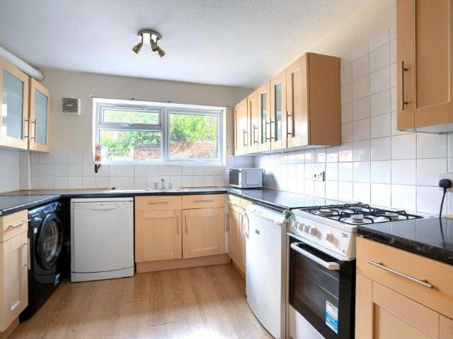 Newhaven Street, Brighton BN2 4 bed semi detached house to rent £2,686 pcm £620 pw