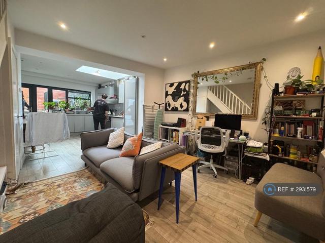 Newington Green Road, London, N1 3 bed maisonette to rent £4,250 pcm £981 pw