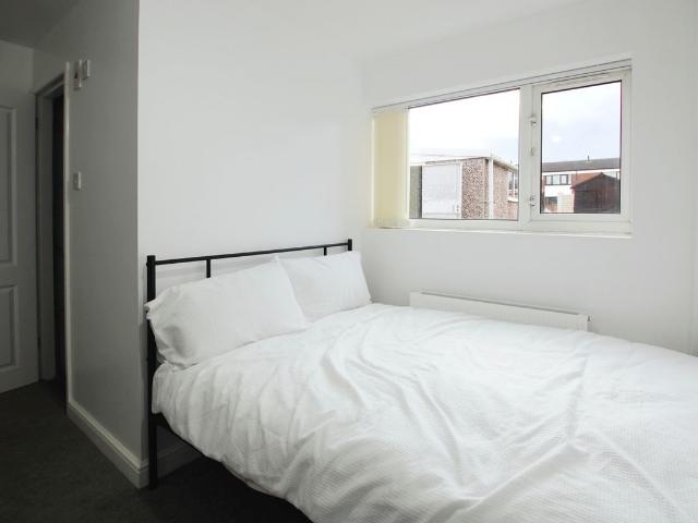 Newington Walk, Bolton BL1, Room to rent, £450 pcm | PrimeLocation