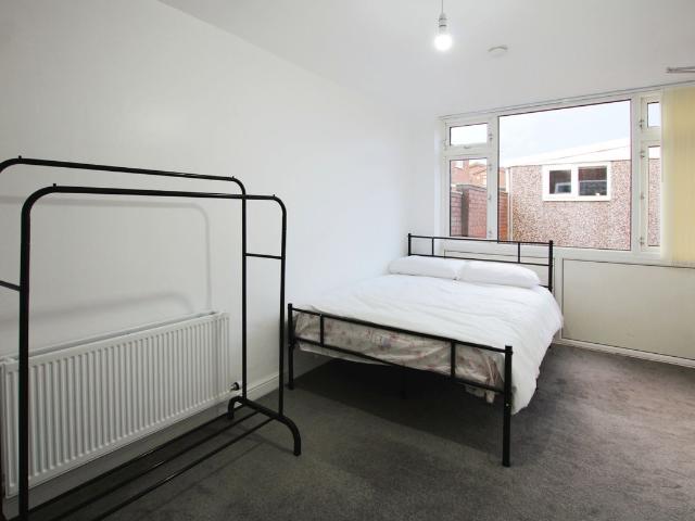 Newington Walk, Bolton BL1, Room to rent, £550 pcm | PrimeLocation