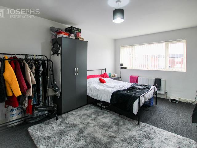 Newington Walk, Bolton BL1, Room to rent, £650 pcm | PrimeLocation