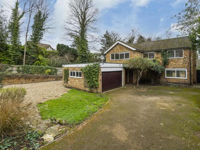 Newlands Avenue Radlett WD7 4 bed detached house to rent £4,500 pcm £1,038 pw