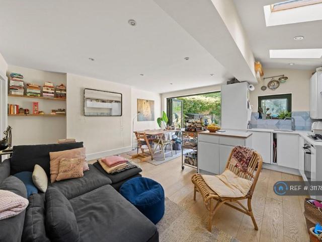 Newlands Park, London, SE26 2 bed flat to rent £2,200 pcm £508 pw