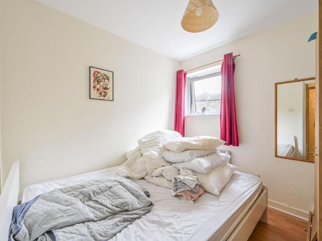 Newlands Quay, Wapping, London, E1W 2 bed flat to rent £2,709 pcm £625 pw