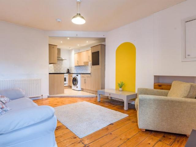 Newlands Road, Jesmond, Newcastle. 3 bed flat to rent £1,755 pcm £405 pw