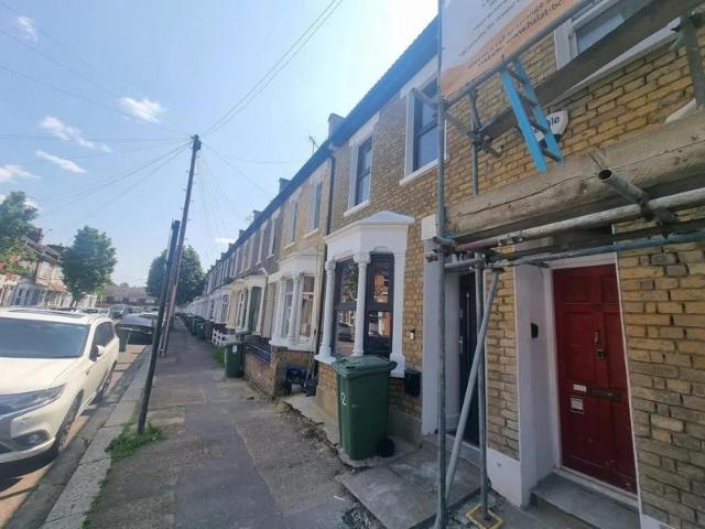 Newley modernised 3 bedroom terraced house