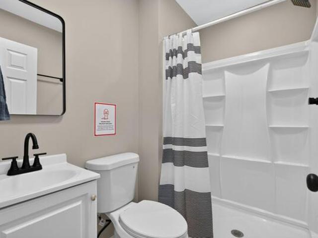 Newly Updated Rooms Near Airport & Downtown | Fast Wi Fi • Move In Ready!