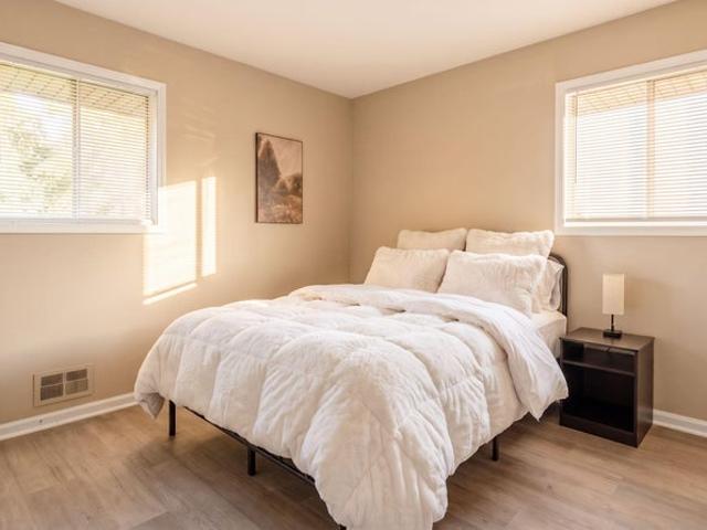 Newly Updated Rooms Near Airport & Downtown | Fas