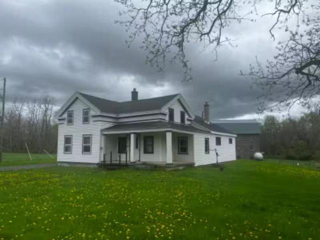 Newly upgraded 4 bed/2 bath gem just outside the Village of Tr.