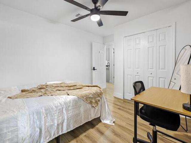 Newly upgraded pool home minutes from FIT!