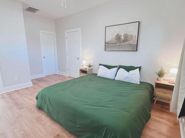 Newly Built & Stylish house near airport