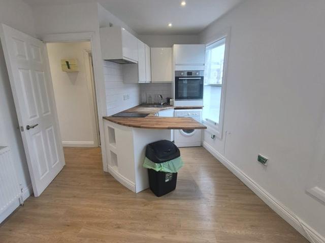 Newly Decorated Apartment Near Tube