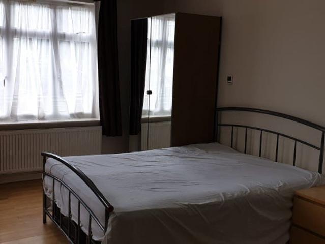 Newly Decorated Bedsit with Kitchenette & En suite