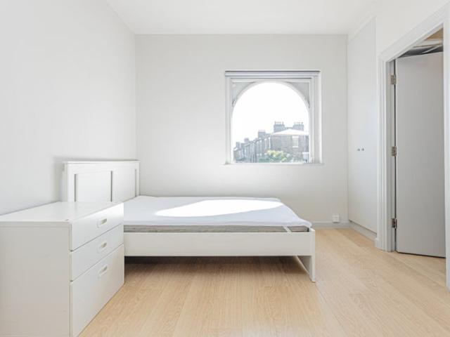 Newly decorated self contained studio flat Hackney