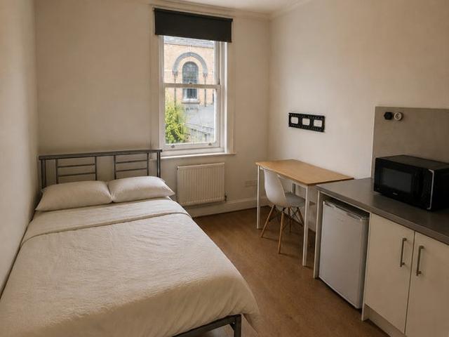 Newly Decorated Studio Flat