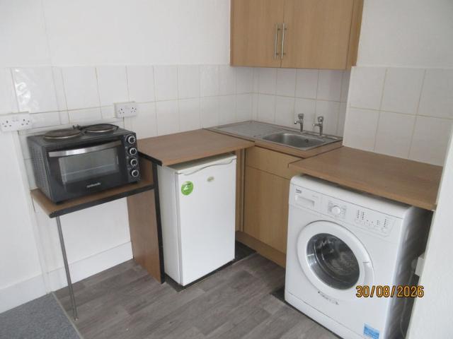 Newly Decorated Studio with Own Kitchen & Bathroom