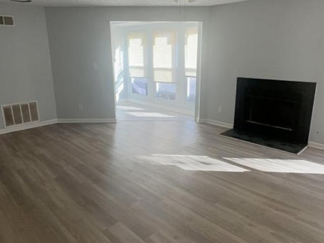 Newly Listed Renovated Apartment Prime Stone Mount
