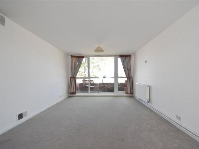 Newly painted & carpeted 2 bedroom first floor apartment to rent in Cambridge within walking distance of the Railway Station & the City Centre. Garage. Local amenities close by. Unfurnished