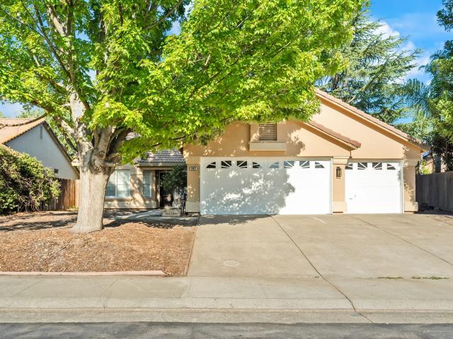 Newly Remodeled 3 Bedroom, 2 Bathroom Home in Roseville– Available for Rent!
