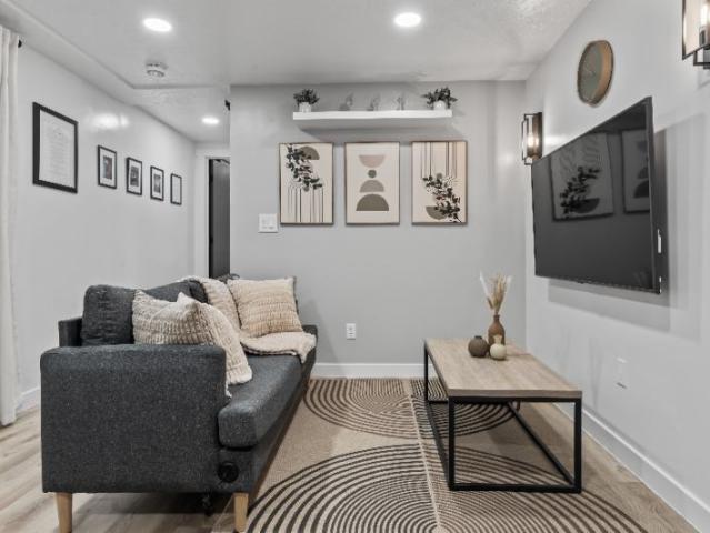 Newly Remodeled 1 Bed |1 Bath Basement Apartment