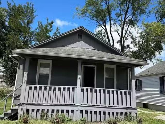 Newly Remodeled 2 bedroom home in Granite City with appliances.