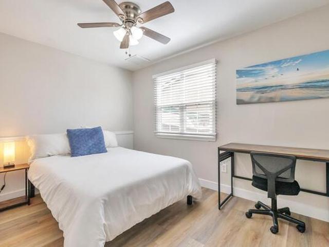 Newly Remodeled Comfortable Northern Phoenix House with 2x a Month HOUSEKEEPING, Work Stations in every bedroom, High Speed Internet, & Convenient access to everything