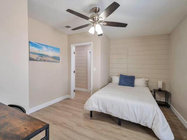 Newly Remodeled Comfortable Phoenix House with 2x a Month HOUSEKEEPING, Work Stations in every bedroom, High Speed Internet, & Convenient access to everything you need