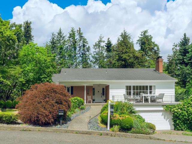 Newly remodeled Beautiful Traditional Ranch home in Lincoln's school district!