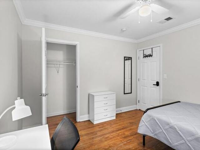 Newly remodeled, big rooms, great location on Southside Near Arlington Expressway. Full kitchen, Mini fridge in every room. Free wi fi and washer/dryer