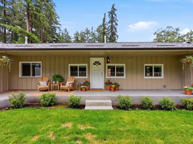 Newly Renovated 3 Bedroom House in Milwaukie! Central AC, Faux Hardwood Floors, Fenced Backyard & Pet Friendly!
