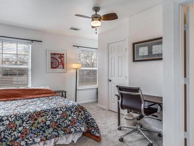 Newly renovated 18 min from downtown | Private sunlit rooms, en suite & private entry available