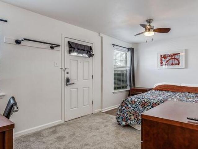 Newly renovated 18 min from downtown | Private sunlit rooms, en suite & private entry available