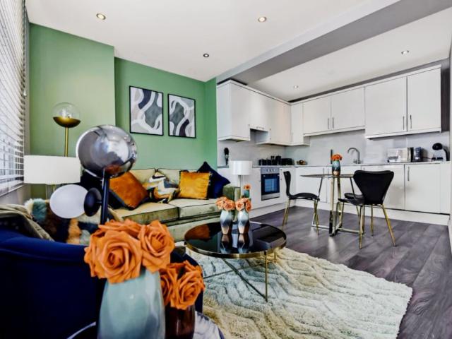 Newly Renovated 1 BDR Flat Central Location