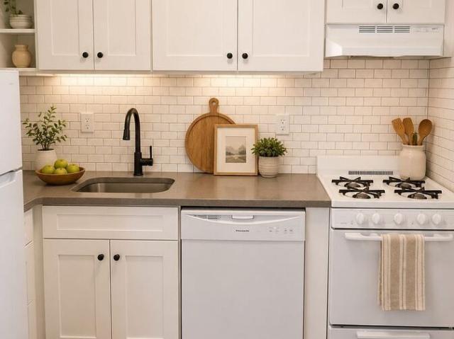 Newly Renovated 1 Bedroom in University City Available Now!