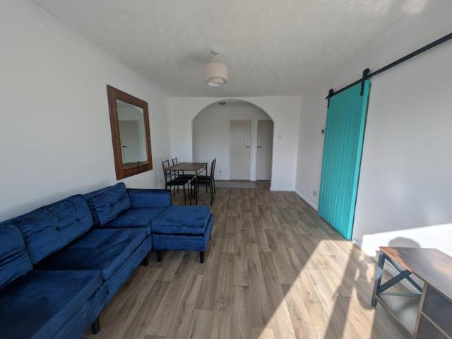 Newly Renovated 2 Bedroom Flat Available