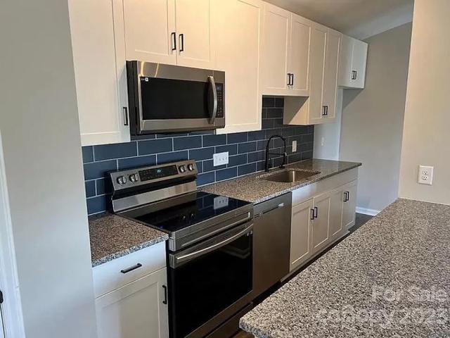 Newly renovated 2 bedroom, 2 bathroom 3rd floor unit with lofted ceilings. New flooring throughout, granite countertops and beautiful backsplash, brand new appliances and ceiling height cabinets for ample storage.