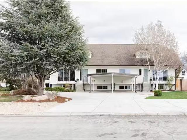 Newly Renovated 4 Bedroom Duplex in Prime Holladay Location –.