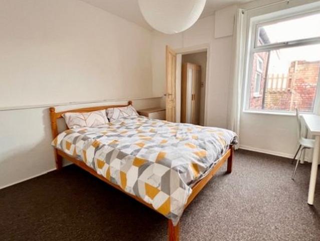 Newly renovated 4 bedroom student property with Ensuite bathrooms