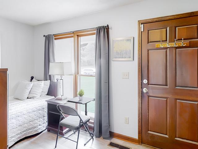 Newly renovated & cozy Auburn House with Dining area