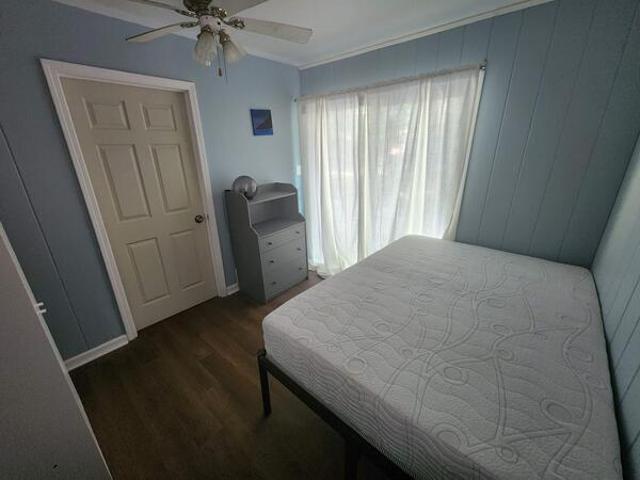 Newly renovated & cozy Conley House with Dining area