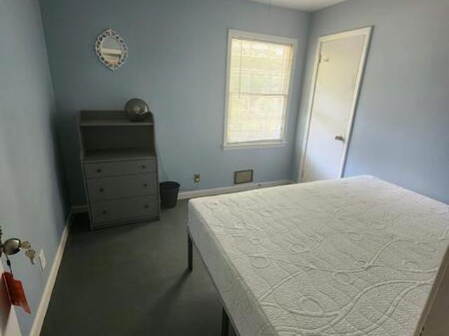 Newly renovated & cozy Conley House with Dining area