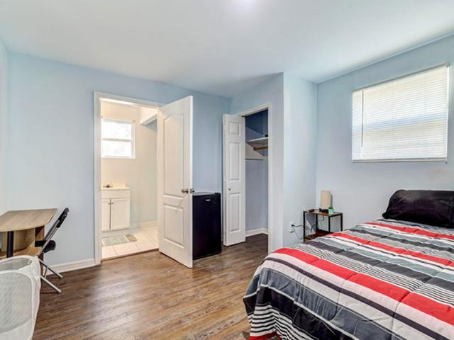Newly renovated & cozy Jacksonville House with Dining area