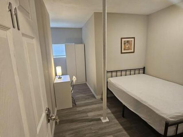 Newly renovated & cozy St. Petersburg House with Dining area