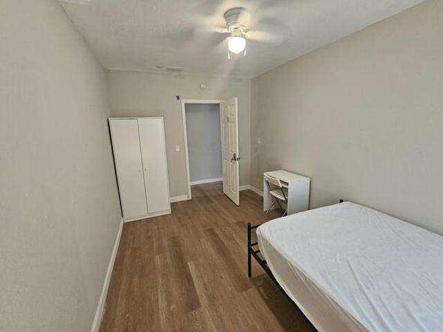 Newly renovated & cozy St. Petersburg House with Dining area