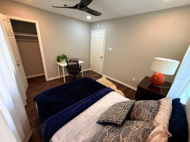 Newly renovated & Comfortable Beaumont Near Shops & Dining