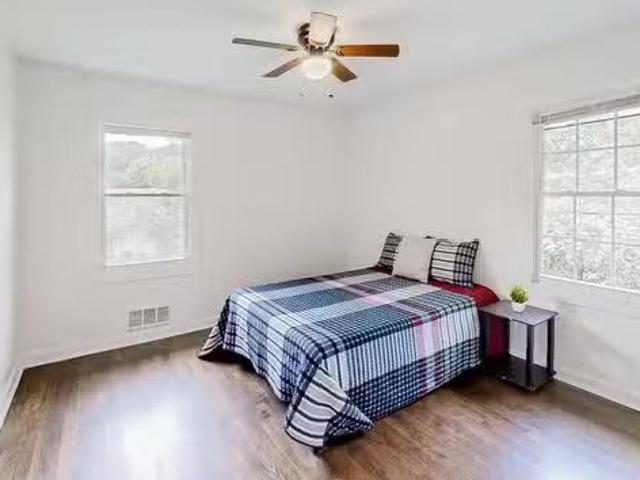 Newly Renovated & Comfortable Decatur Home Clean, Modern & Mov.