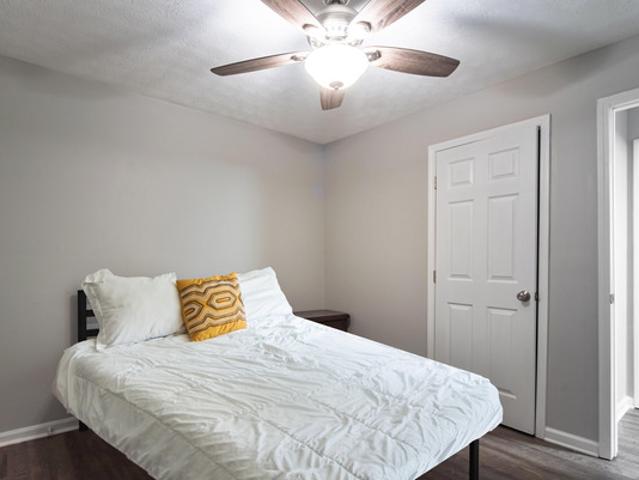 Newly renovated & comfortable Newnan house with 2 refrigerators and back deck
